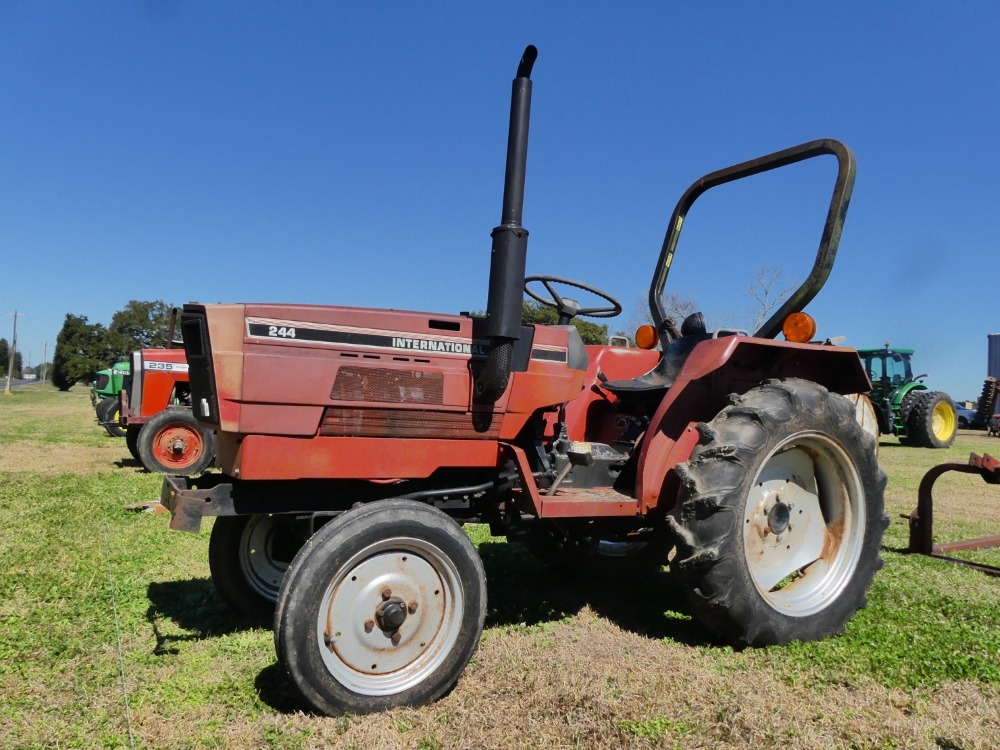 #319 - International 244 | DeMott Auction
